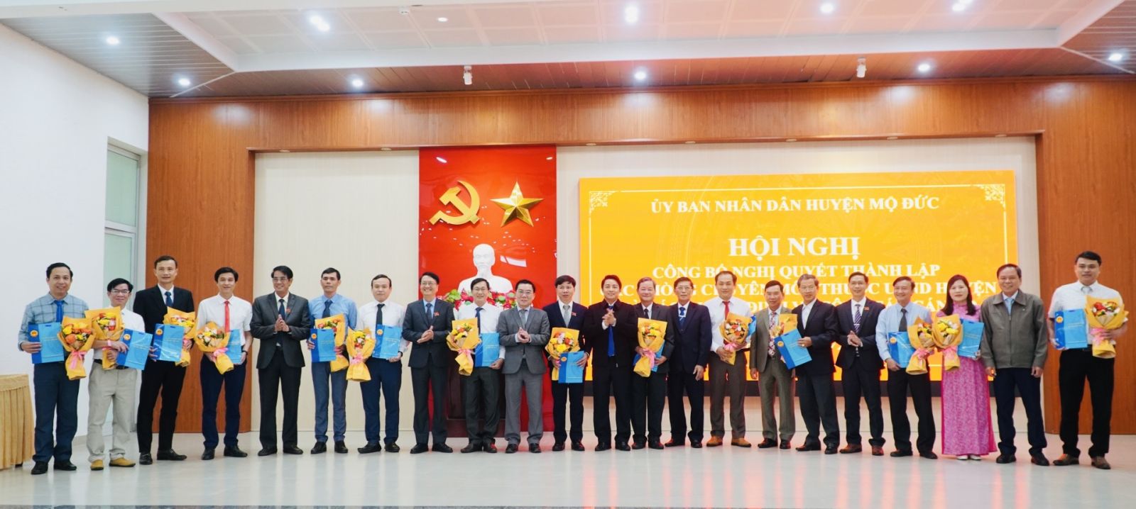 Mộ Đức - Công bố Nghị quyết thành lập các phòng chuyên môn thuộc UBND huyện và các quyết định về ...